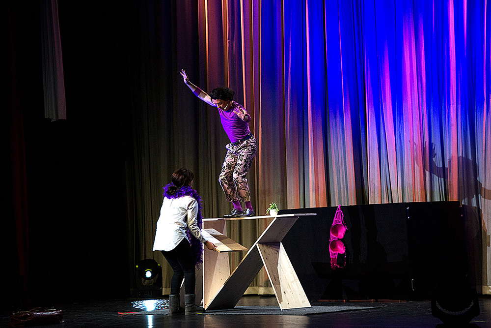 OHNE NIET & NAGEL | Acrobatic Comedy Show - Downloads